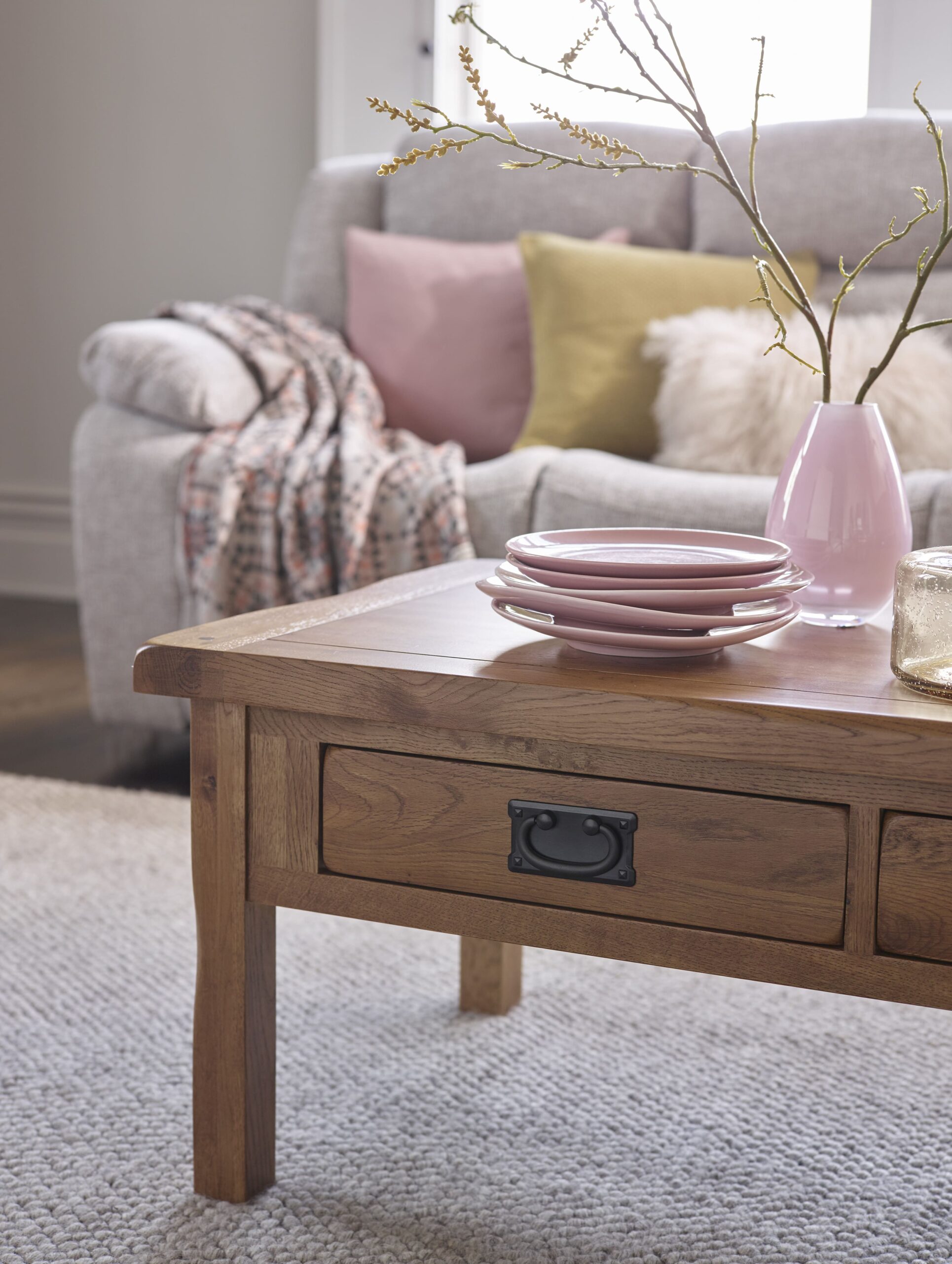 How to decorate and match colours with your oak furniture